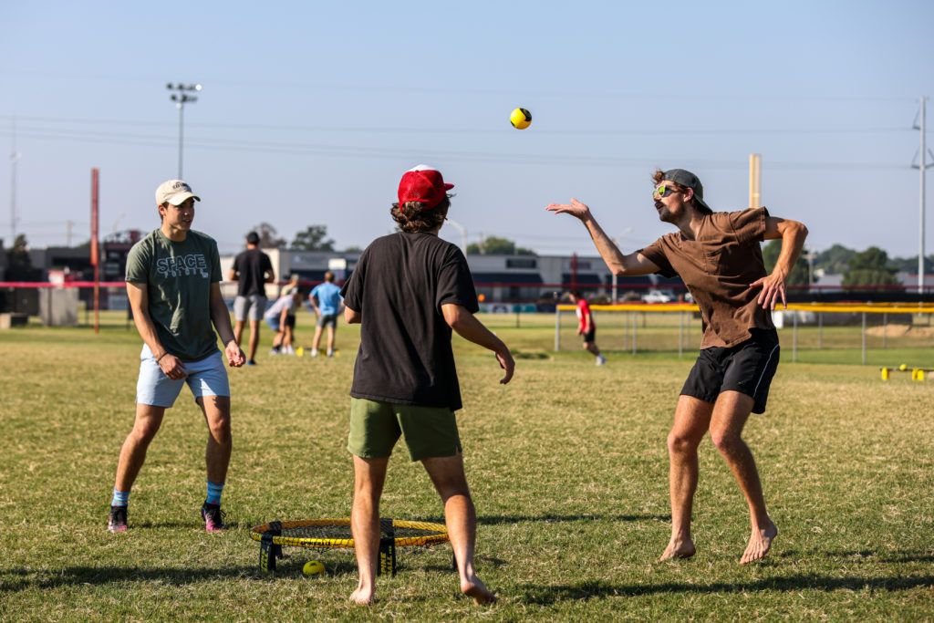 Students compete in spikeball tournament | The Bison